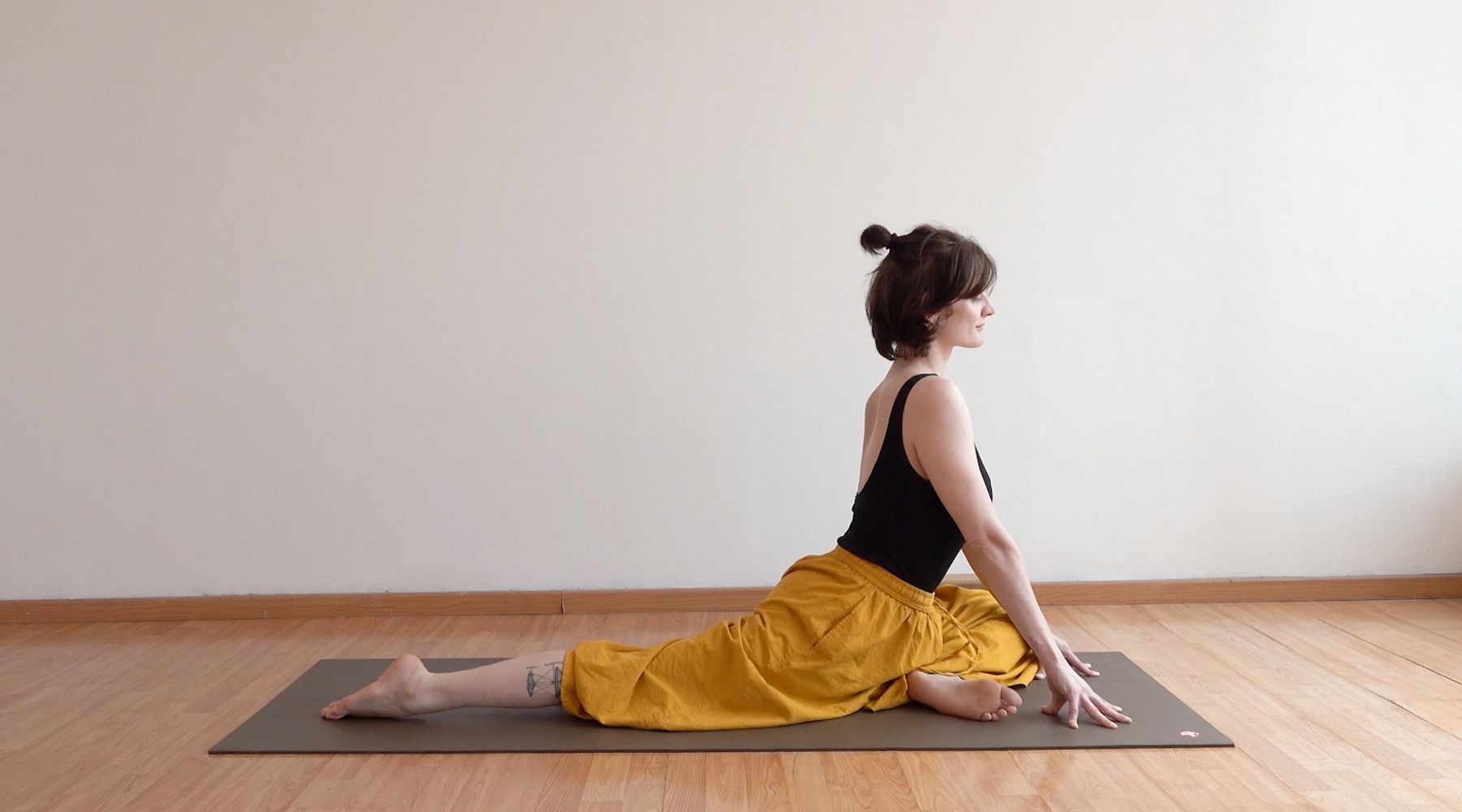 60-Minute Full Body Yin Yoga for Beginners – Manduka EU