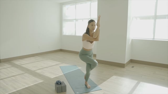 Eagle Pose Tutorial – Manduka EU